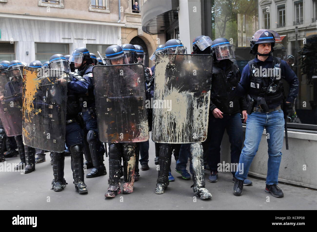 Violents riots ocurs between protesters and police forces apart of anti ...