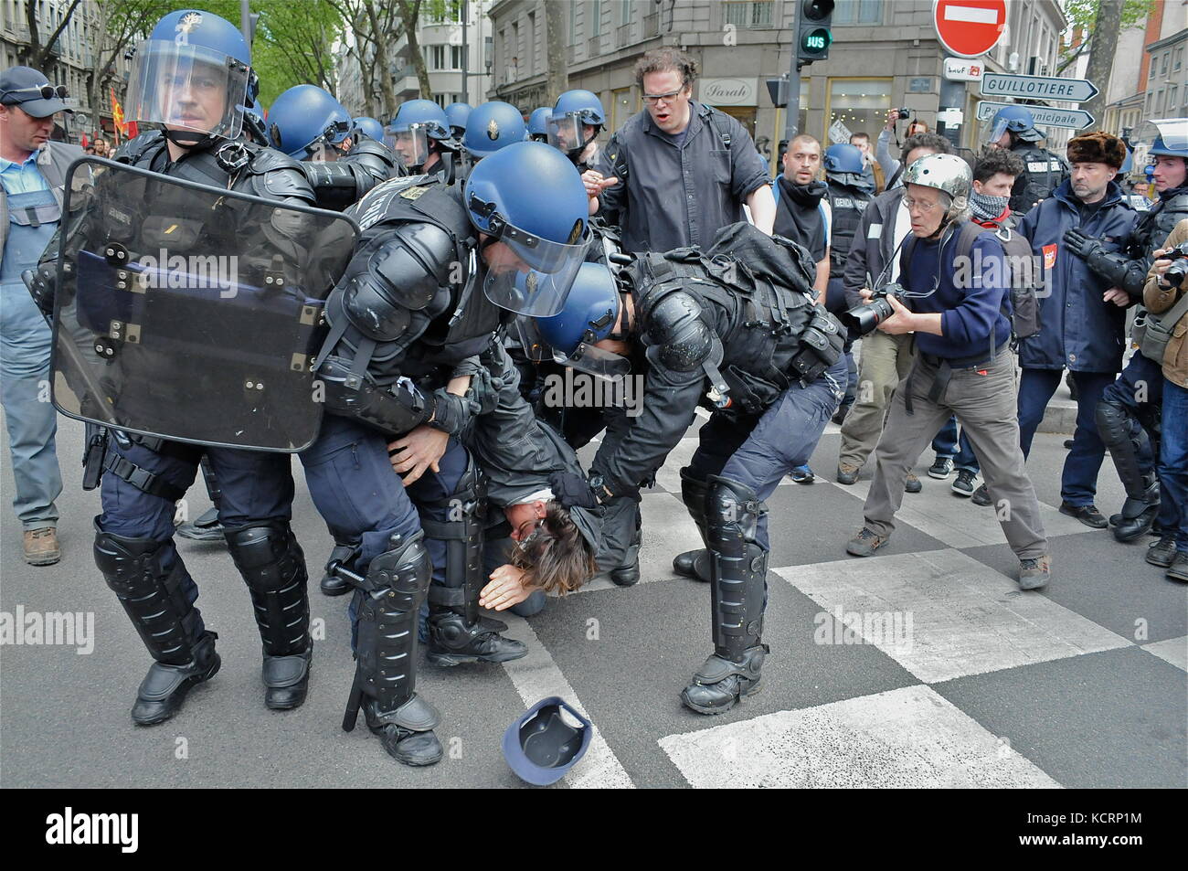 Violents riots ocurs between protesters and police forces apart of anti ...