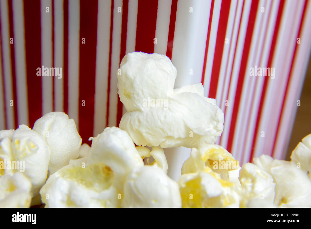 Close up of fresh popped popcorn kernels Stock Photo - Alamy