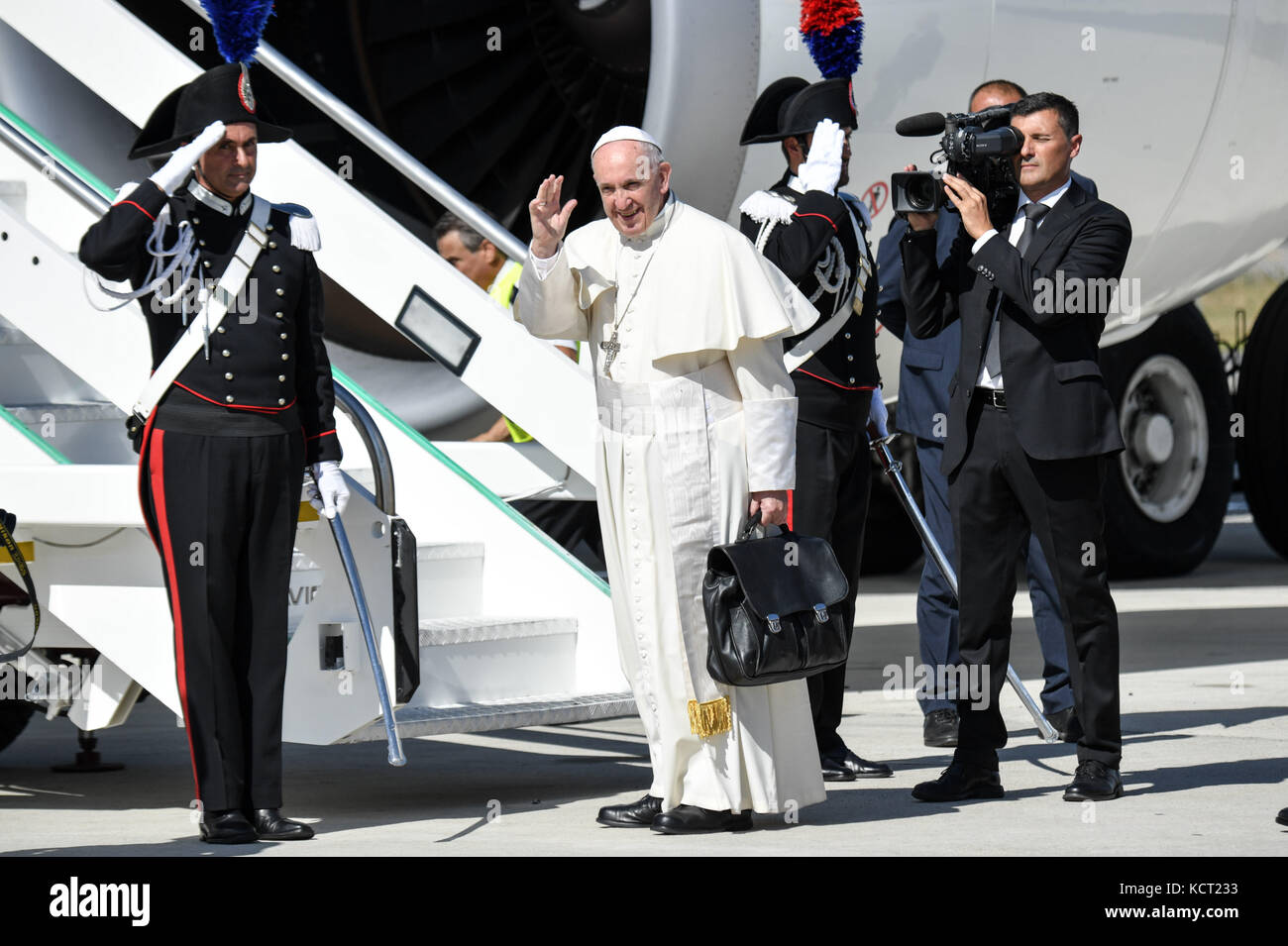 Pope Francis boards a plane at Fiumicino international airport in Rome ...