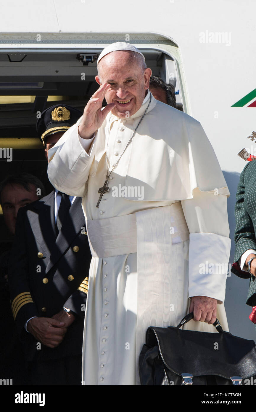 Pope Francis boards a plane at Fiumicino international airport in Rome ...