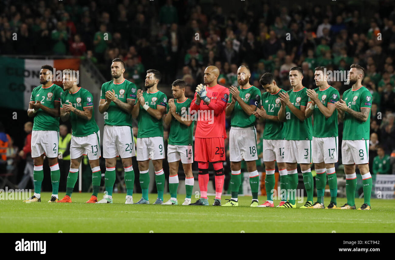 Republic of Ireland player give a round of applause in memory of Sports ...