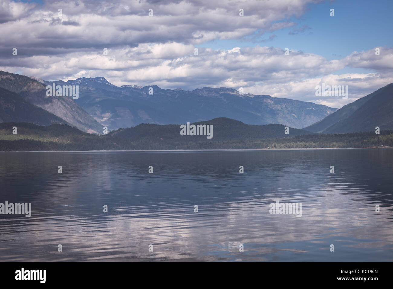 Beautiful mountain range lake hi-res stock photography and images - Alamy