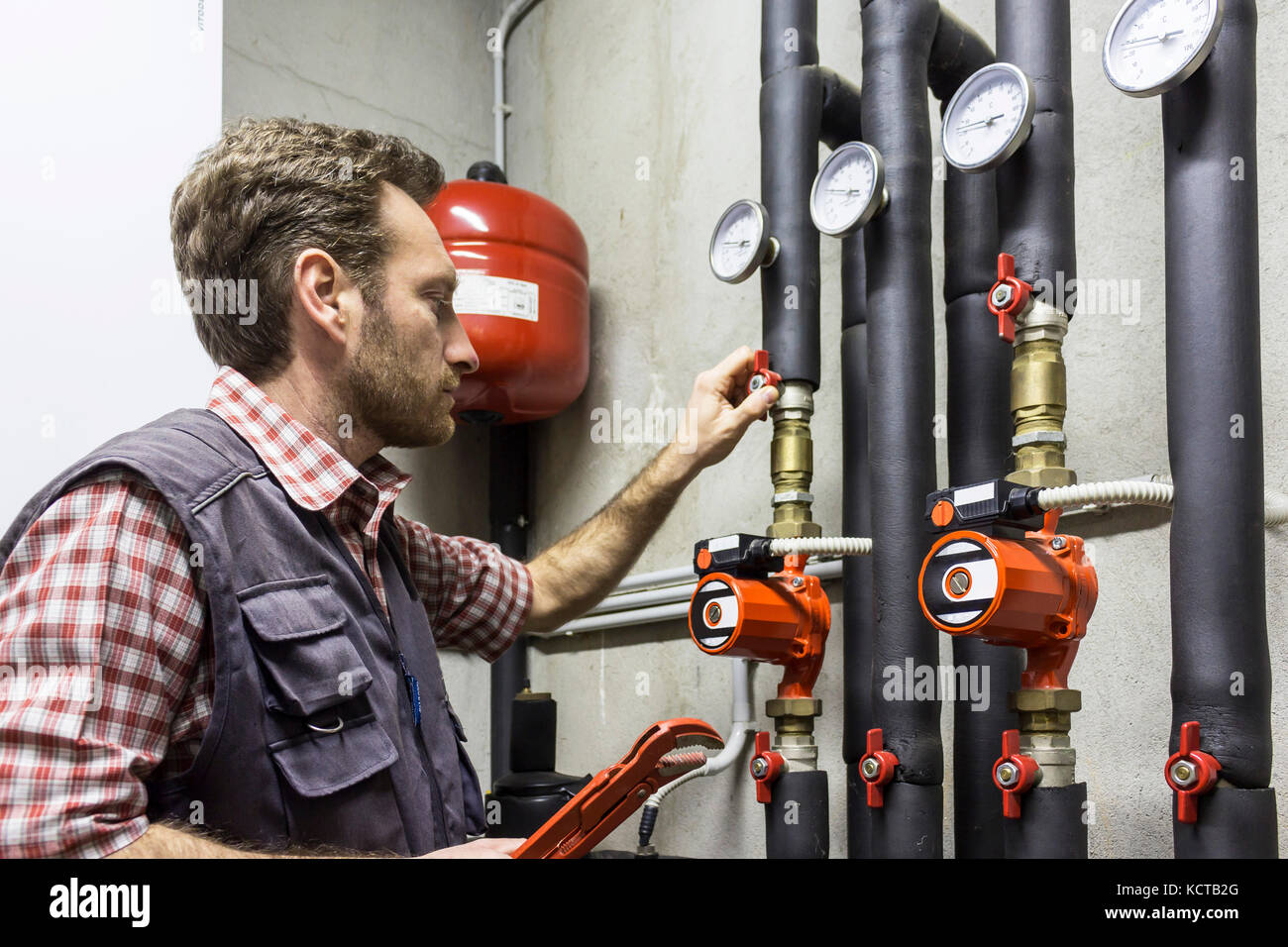 Plumber installation hi-res stock photography and images - Alamy