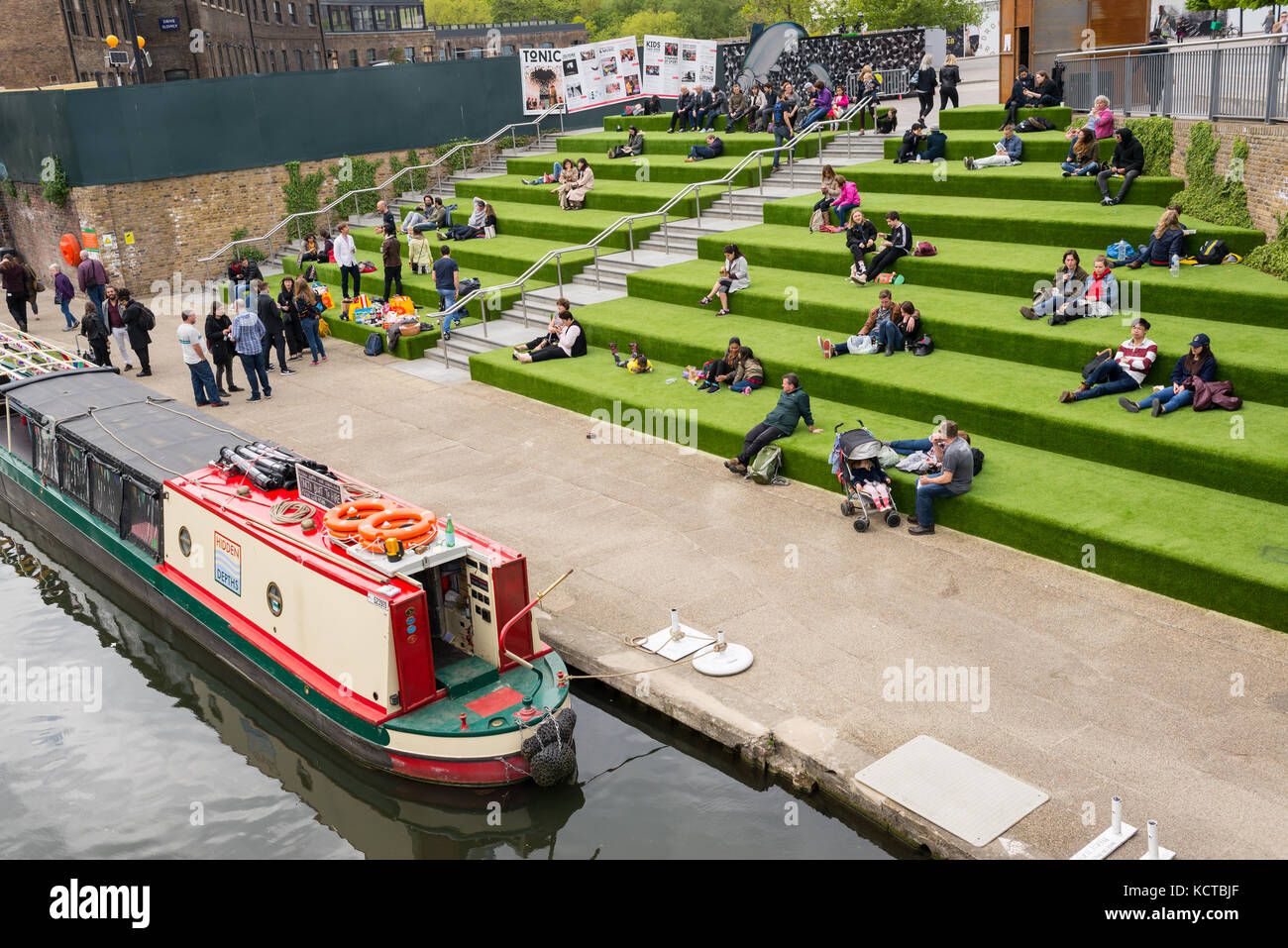 Canalside steps kings cross london hi-res stock photography and images ...