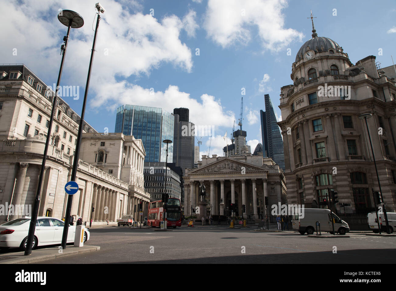 London Bus by the mansion House. City of London Stock Photo - Alamy