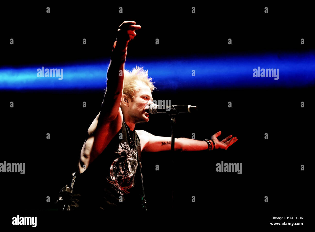 Tom thacker sum 41 concert hi-res stock photography and images - Alamy