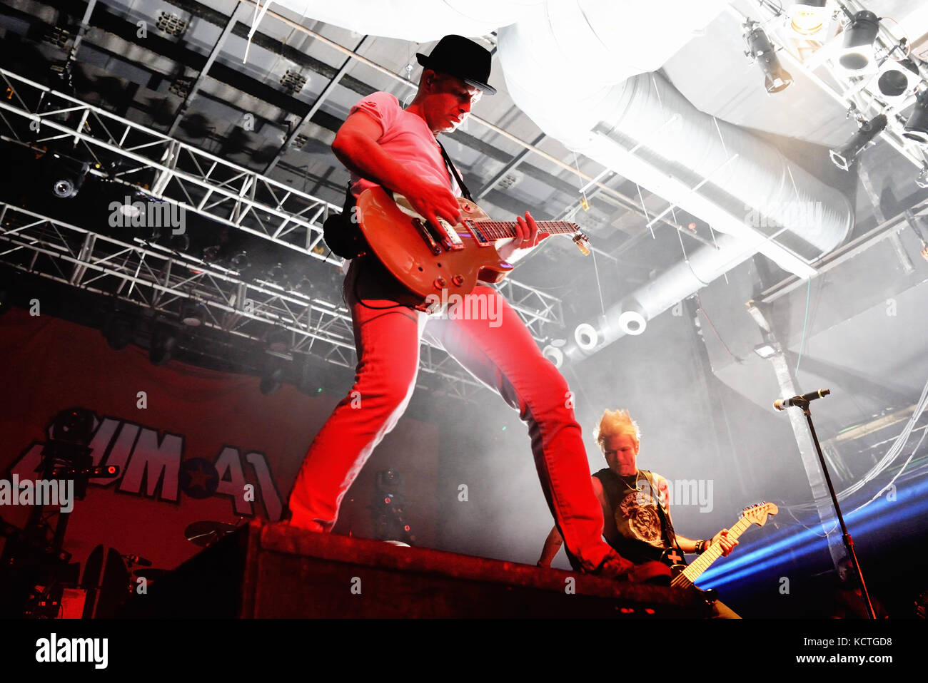 Sum 41 guitarist hi-res stock photography and images - Alamy