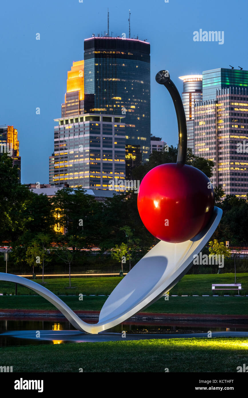 Spoonbridge and Cherry sculpture with Minneapolis skyline Stock Photo ...