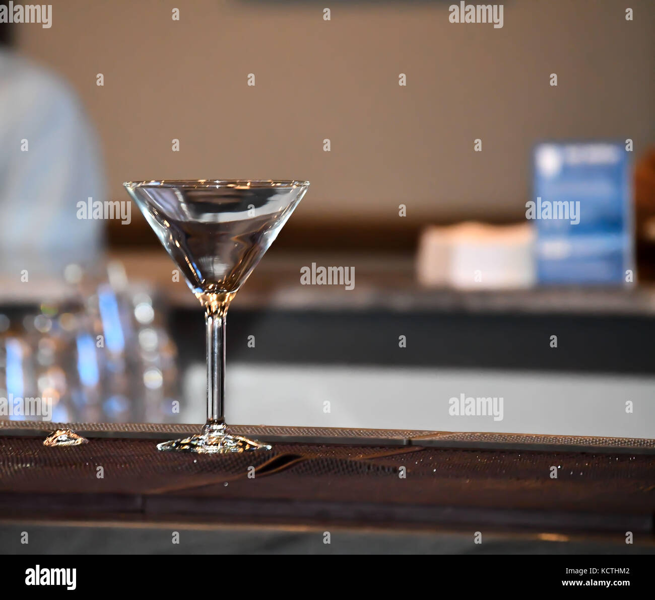 Bartender mixing cocktail drinks hi-res stock photography and images ...