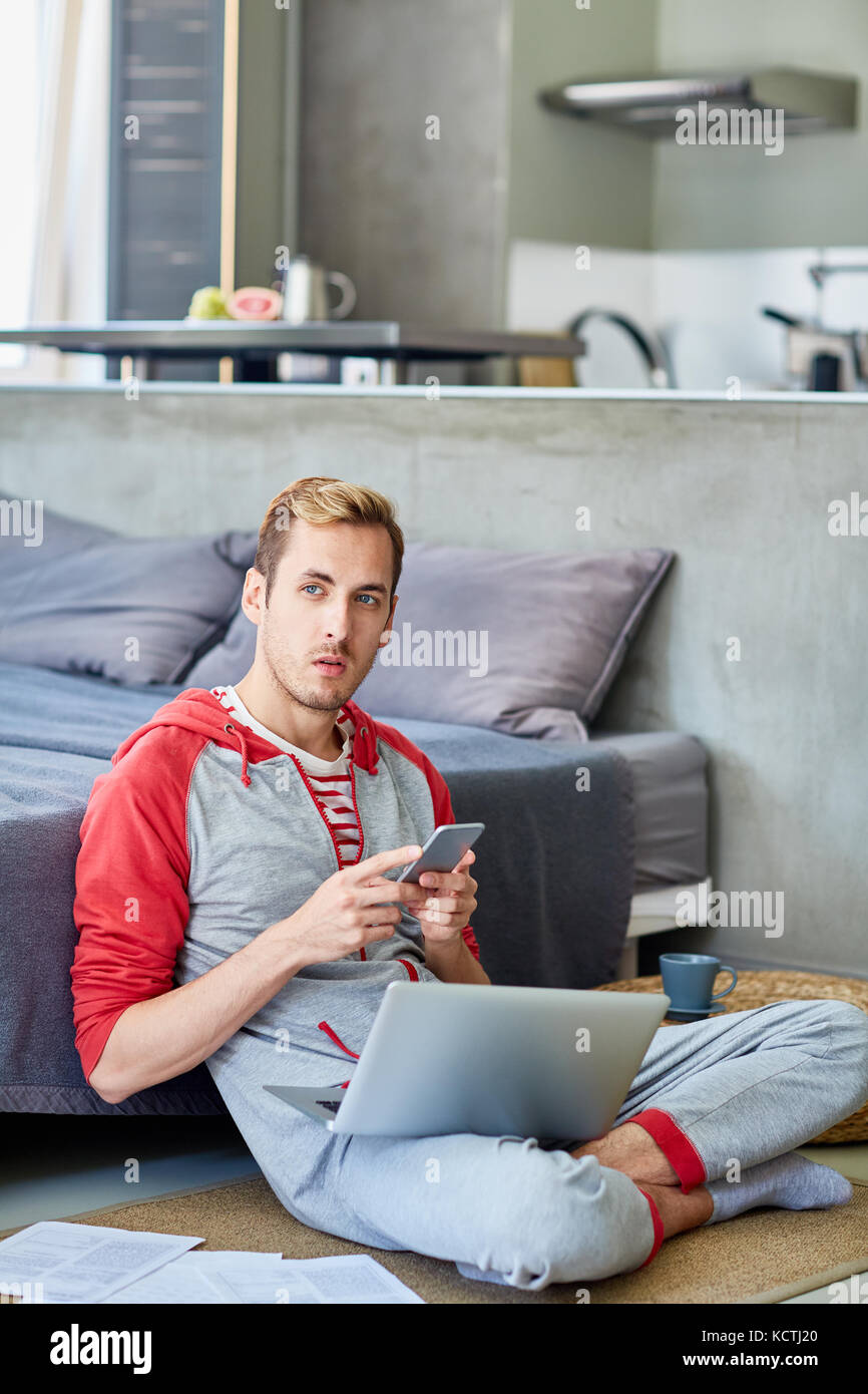 Man texting in bed hi-res stock photography and images - Alamy