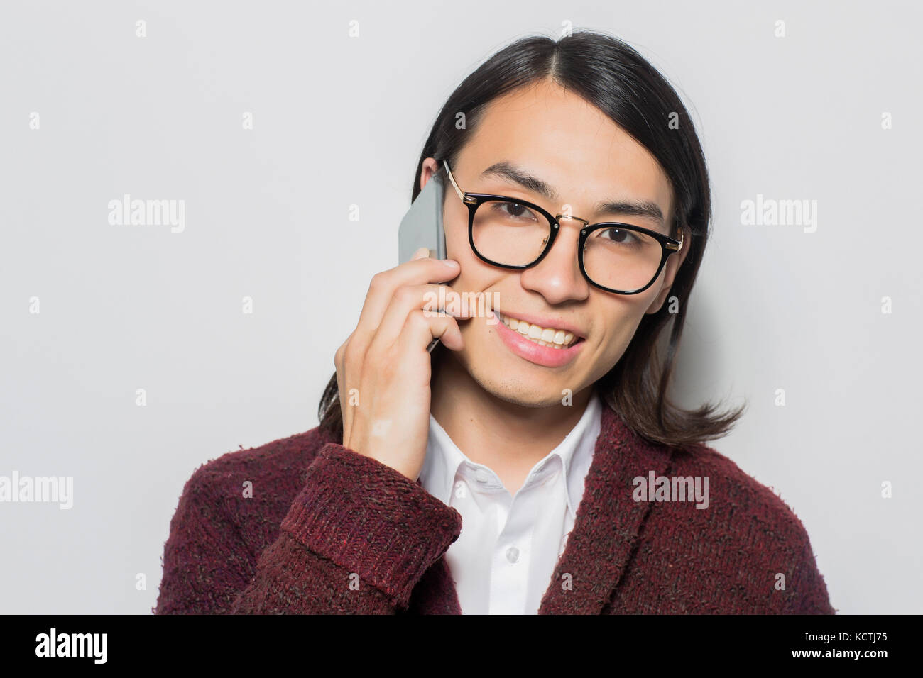 Communicating by smartphone Stock Photo - Alamy