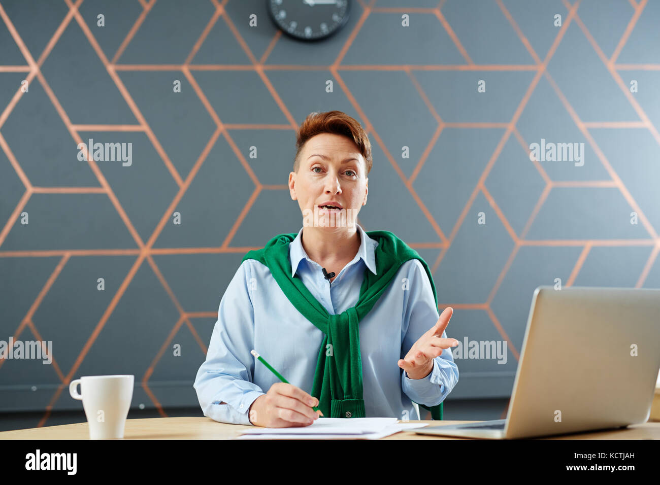 News anchor studio hi-res stock photography and images - Alamy