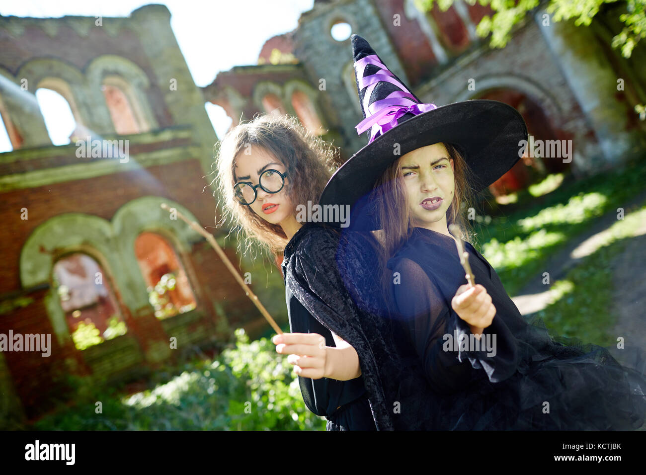 Magic trick girl hi-res stock photography and images - Alamy