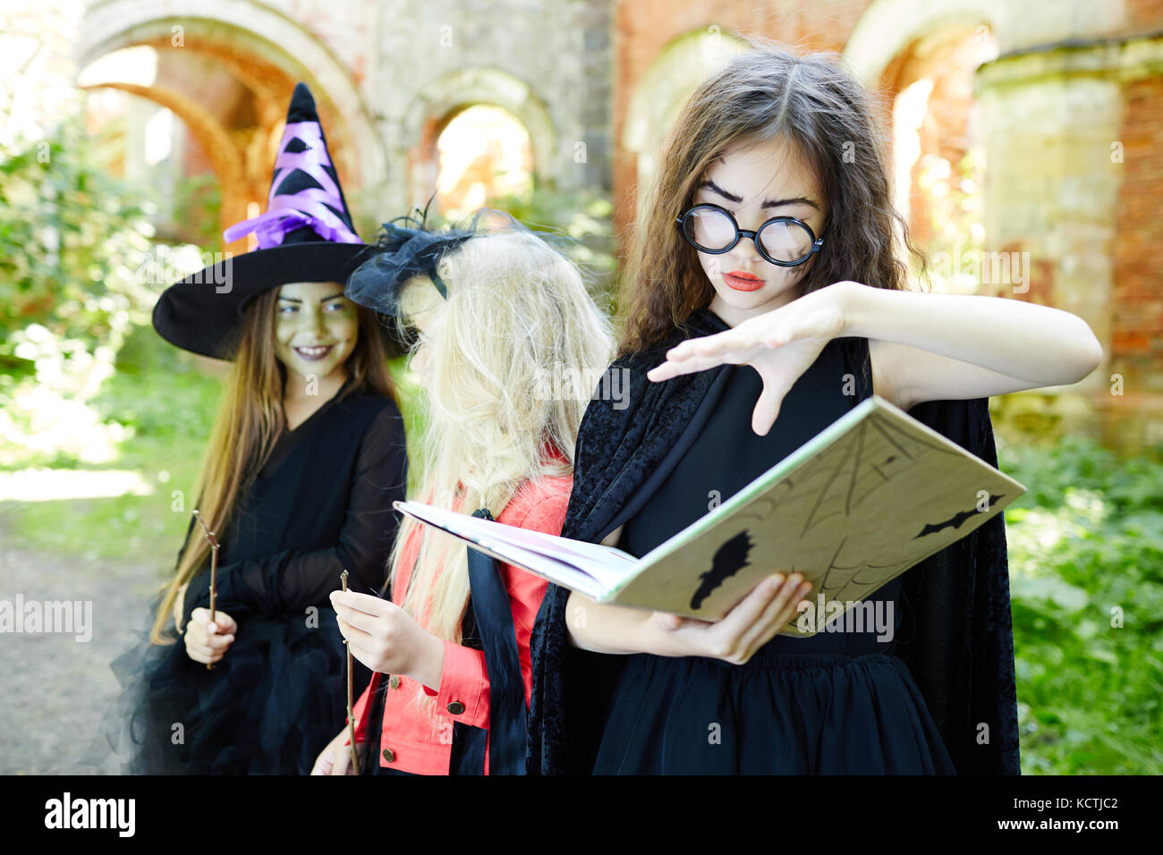 Traditional witchcraft hi-res stock photography and images - Alamy