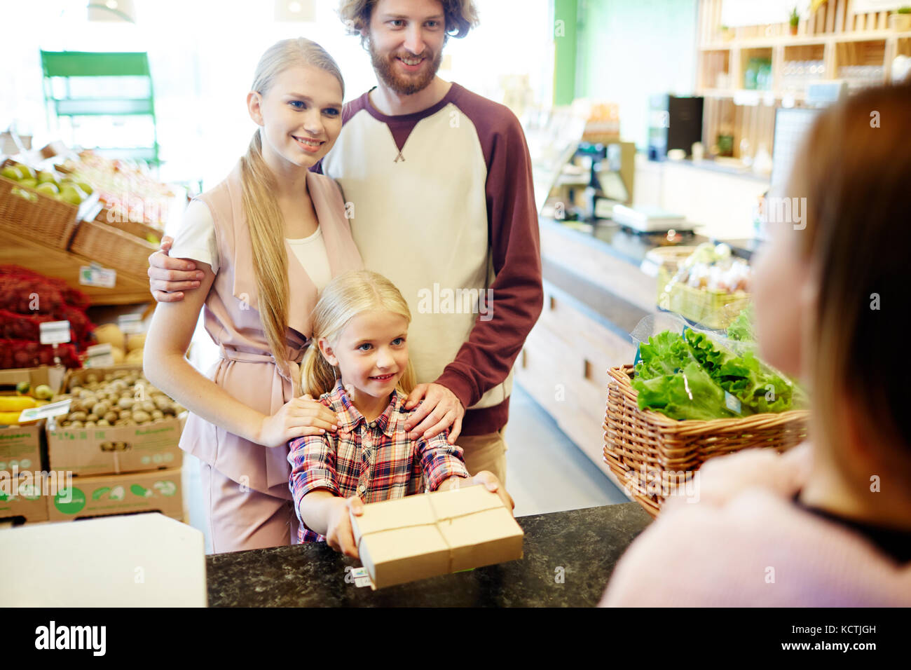 Family by cash register Stock Photo - Alamy