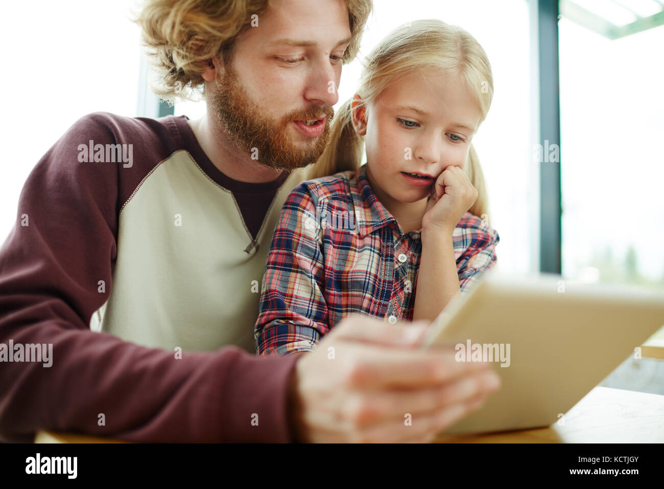 Child searching online hi-res stock photography and images - Alamy