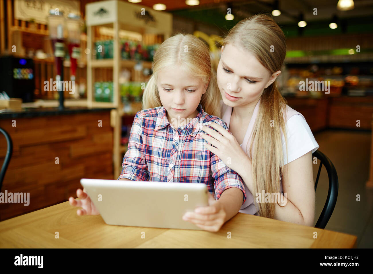 Networking in cafe Stock Photo - Alamy