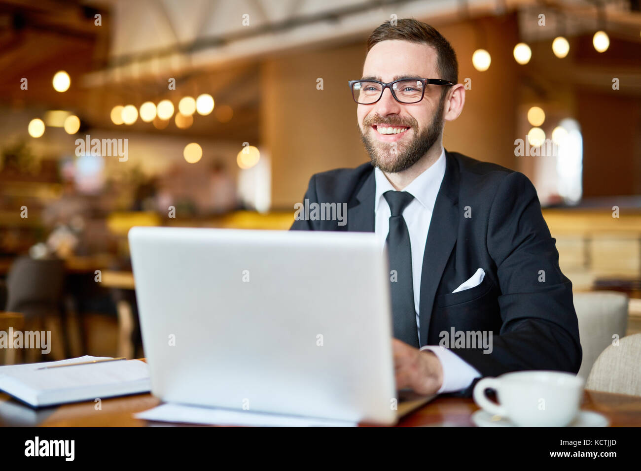 Online research hi-res stock photography and images - Alamy