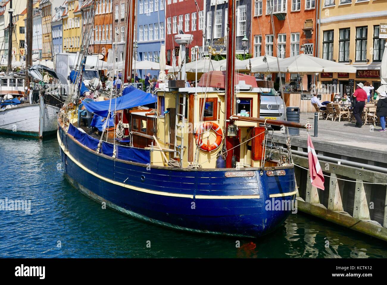 Colourful boat in harbour at Nyhavn Stock Photo - Alamy