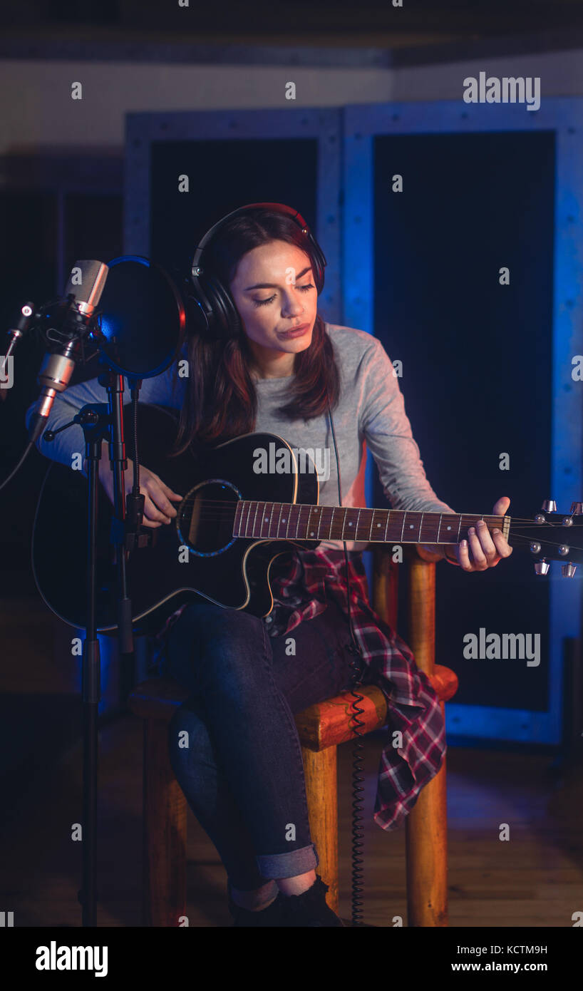 Vocal artist hi-res stock photography and images - Alamy