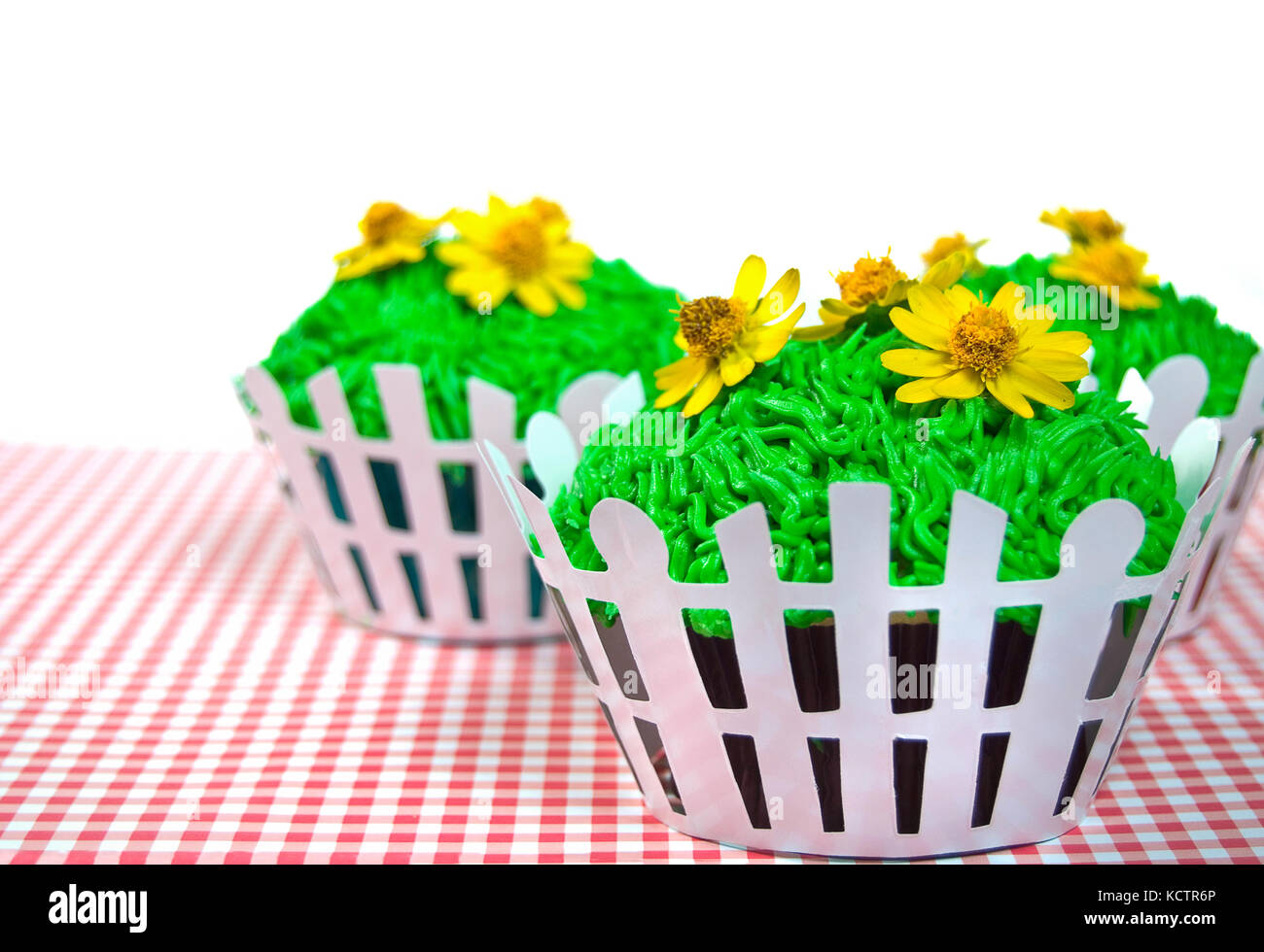 Edible cake garden hi-res stock photography and images - Alamy