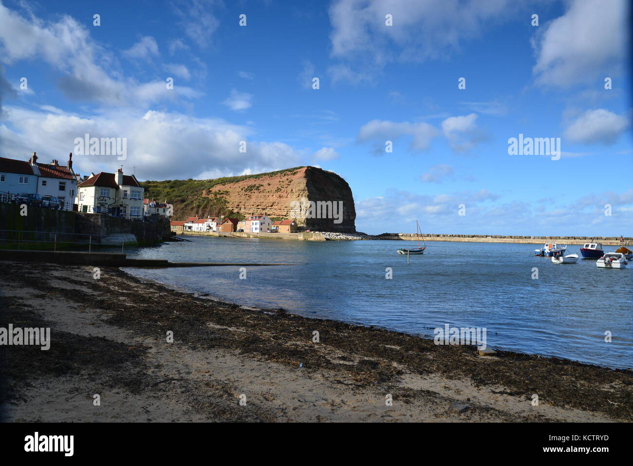 Low tide at Staithes harbour, Staithes, North Yorkshire UK Stock Photo ...