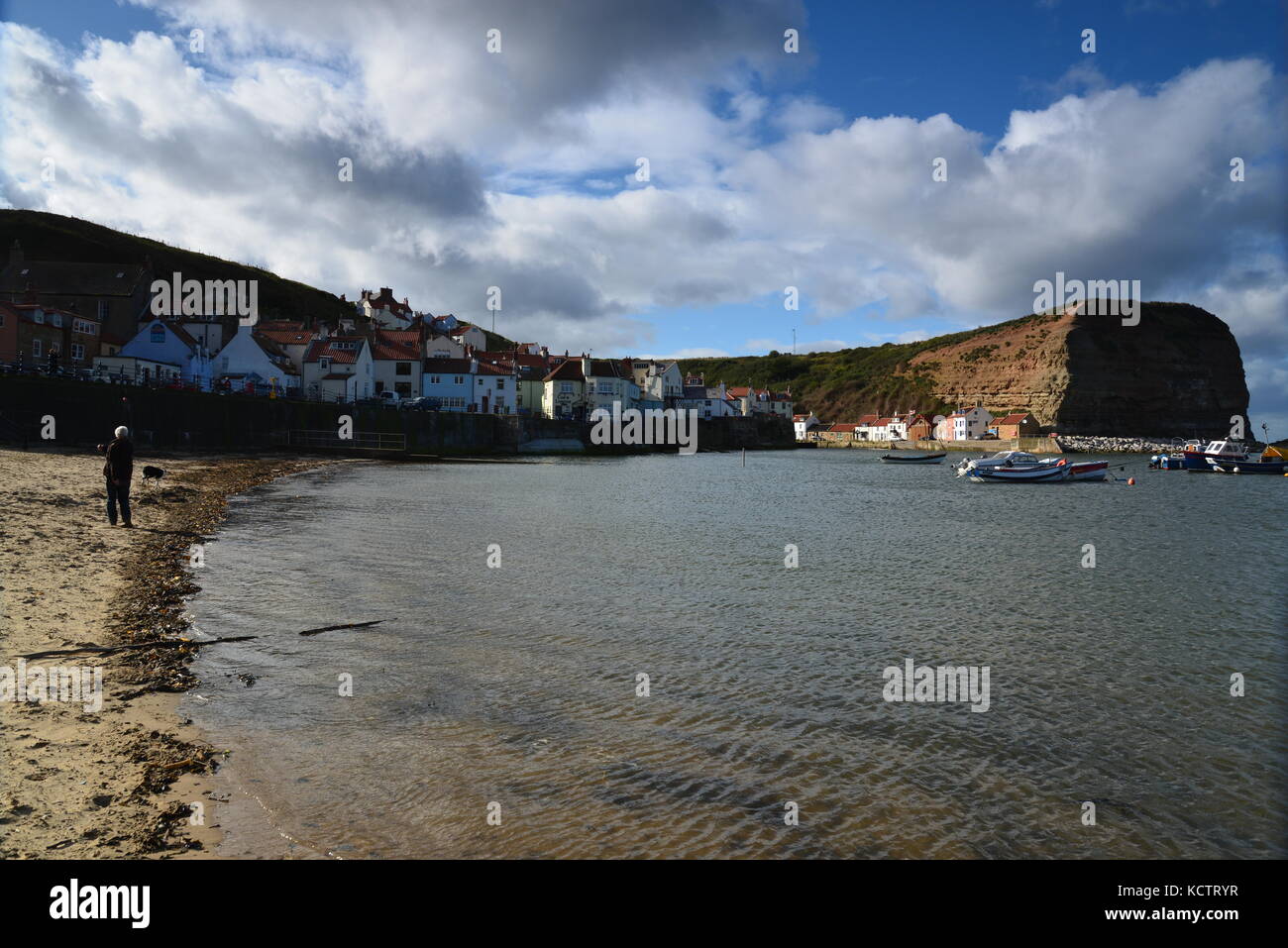 Low tide at Staithes harbour, Staithes, North Yorkshire UK Stock Photo ...
