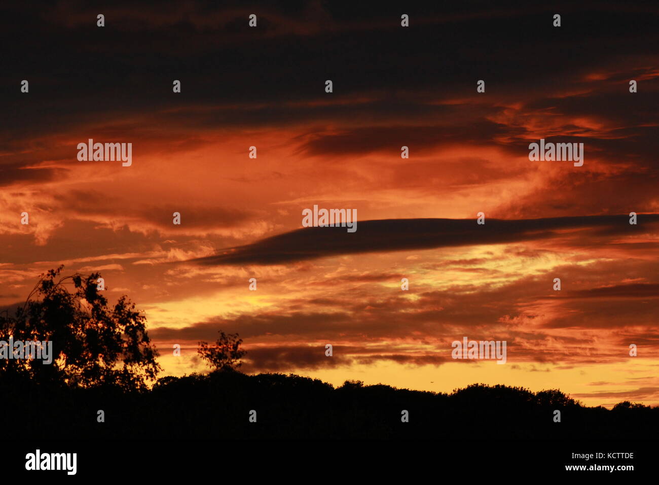 Red dramatic sky hi-res stock photography and images - Alamy