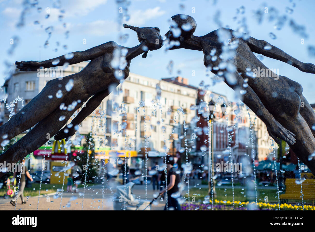 A kissing couple sculpture in Kharkiv, Ukraine Stock Photo - Alamy