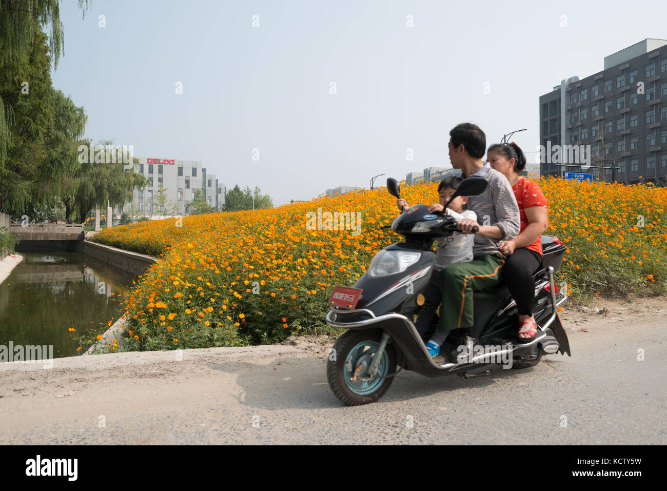 Overloaded bicycle hi-res stock photography and images - Alamy