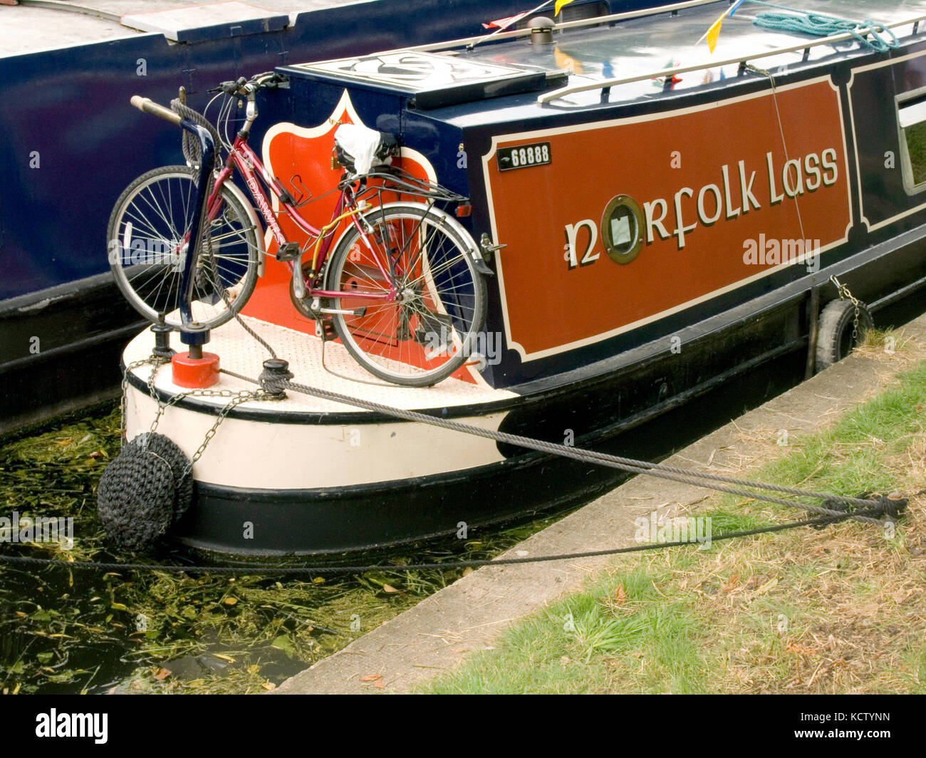 Narrowboat travel hi-res stock photography and images - Alamy