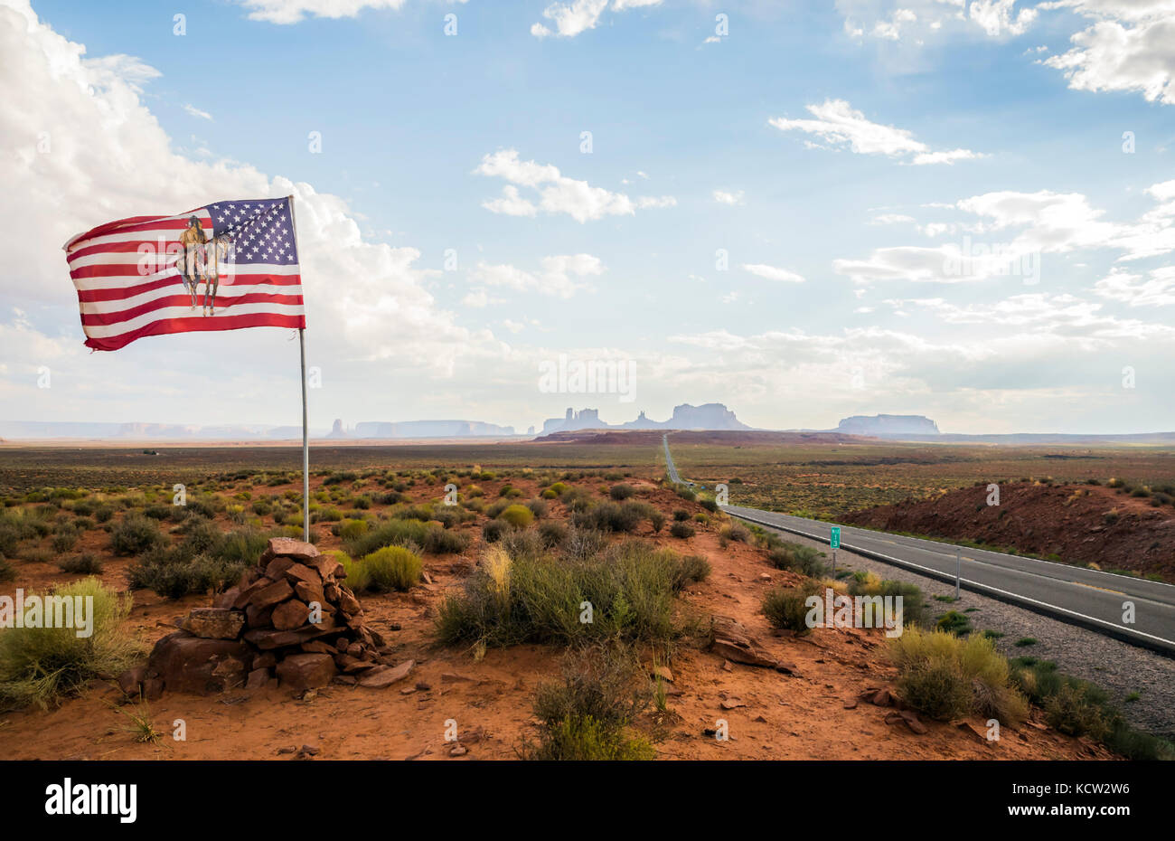 Forest Gump Point with Navajo American flag - Monument Valley scenic ...