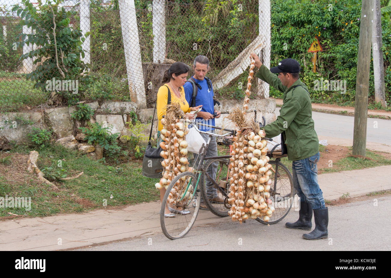 Selling garlic on the street, Vinales, Cuba Stock Photo - Alamy