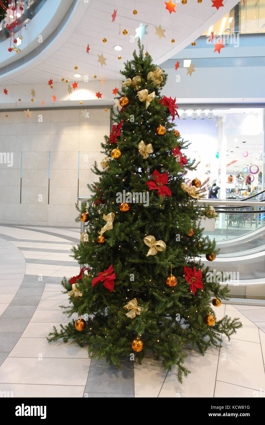 Christmas tree in shopping mall Stock Photo - Alamy