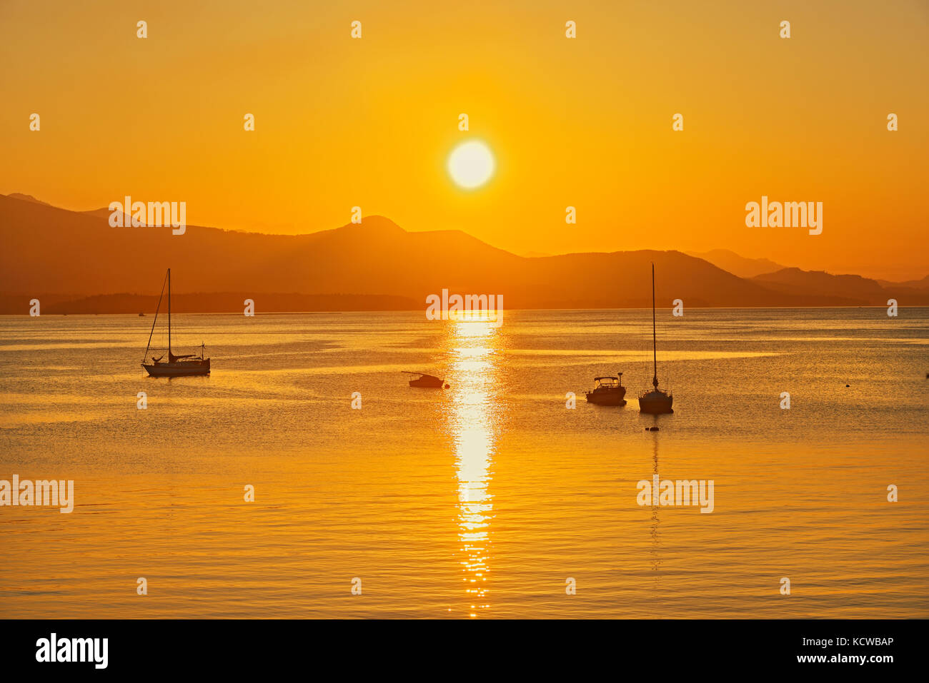 Sailboats at sunset on Vesuvius Bay. Looking West to Crofton on ...