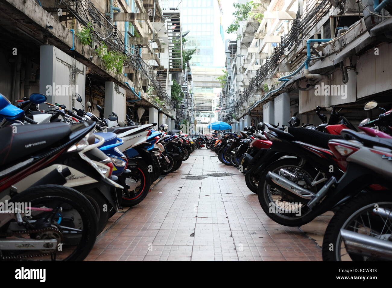 Bangkok back alley hi-res stock photography and images - Alamy