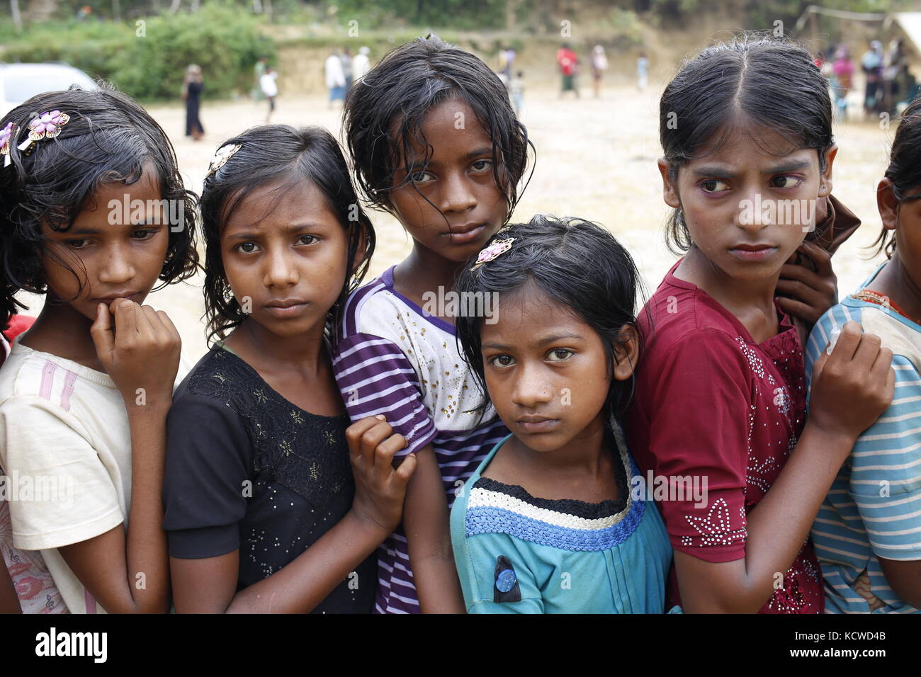 Rohingya children in a row to get relief near Balukhali refugee camp ...