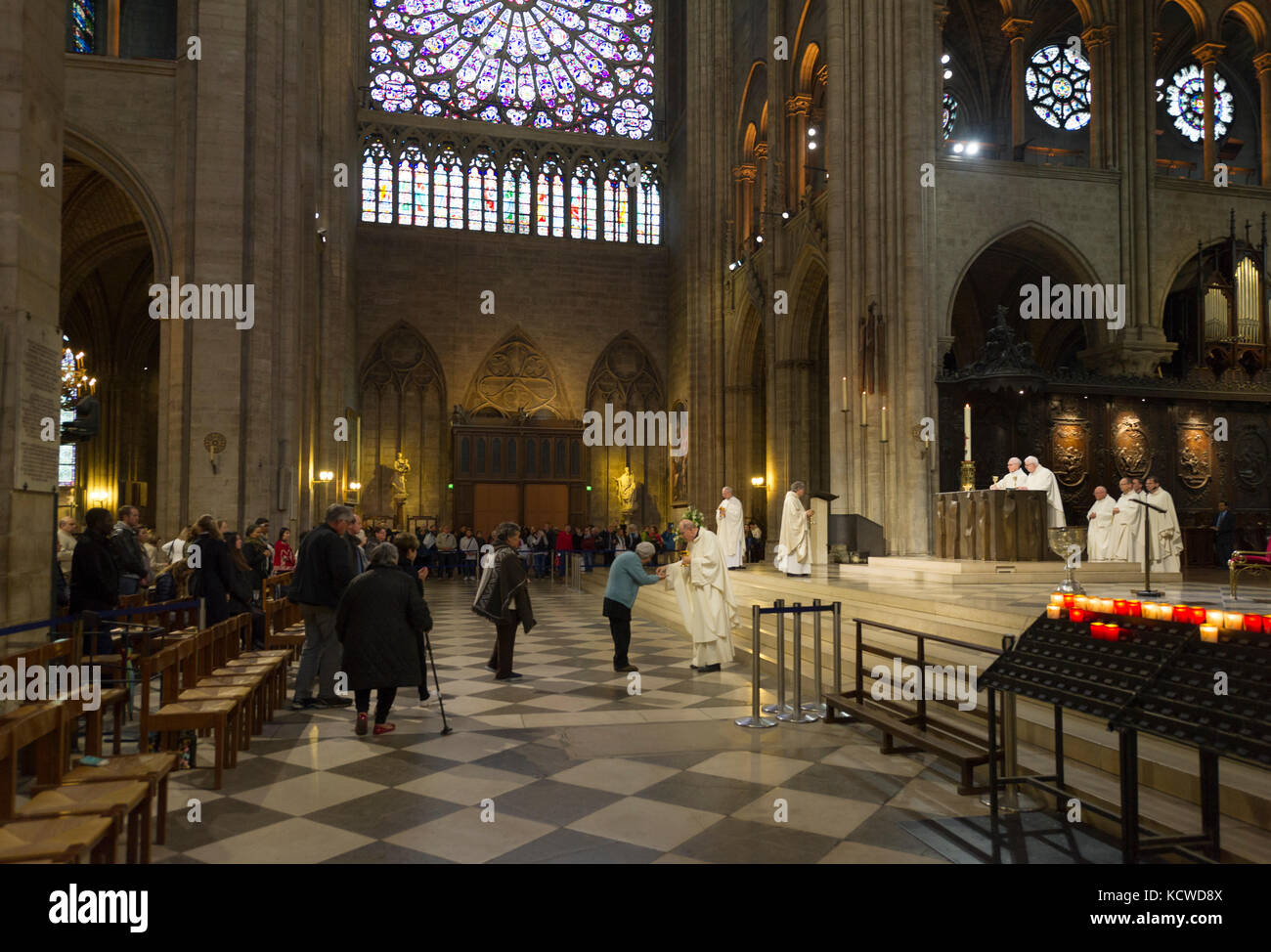Inside notre dame paris hi-res stock photography and images - Alamy