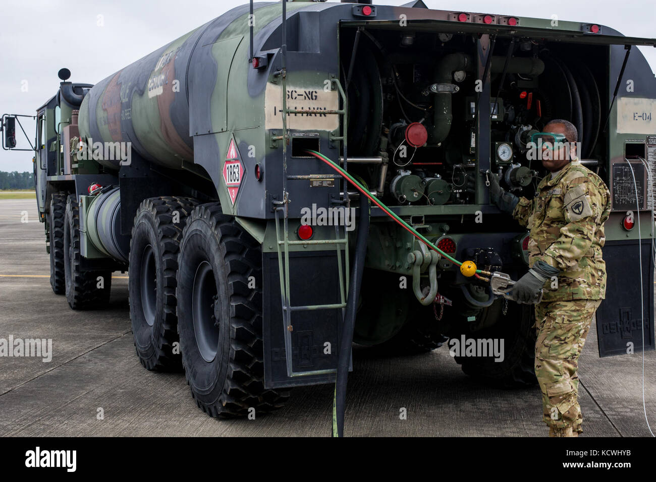 Aircraft refueler hi-res stock photography and images - Alamy