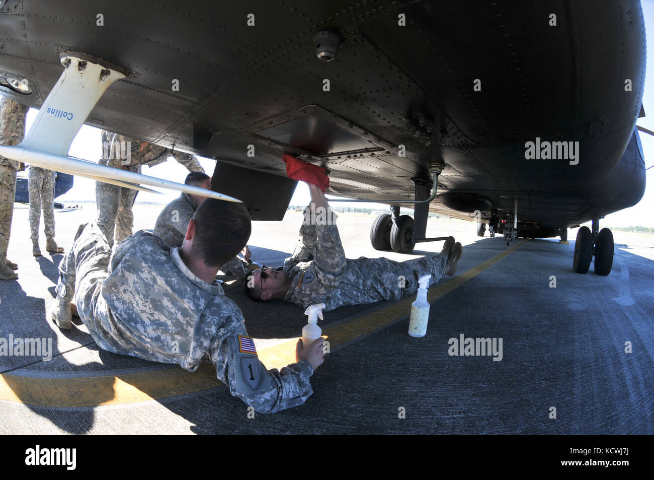 S.C. Army National Guard crew-chiefs and maintainers with Detachment 1 ...