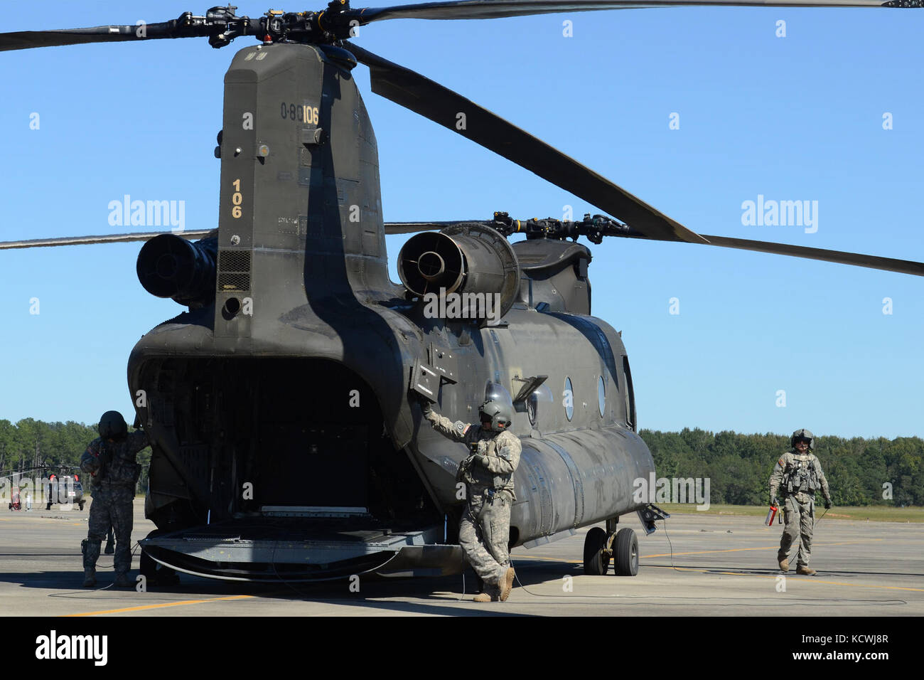A South Carolina National Guardâs CH-47F Chinook, a heavy-lift ...