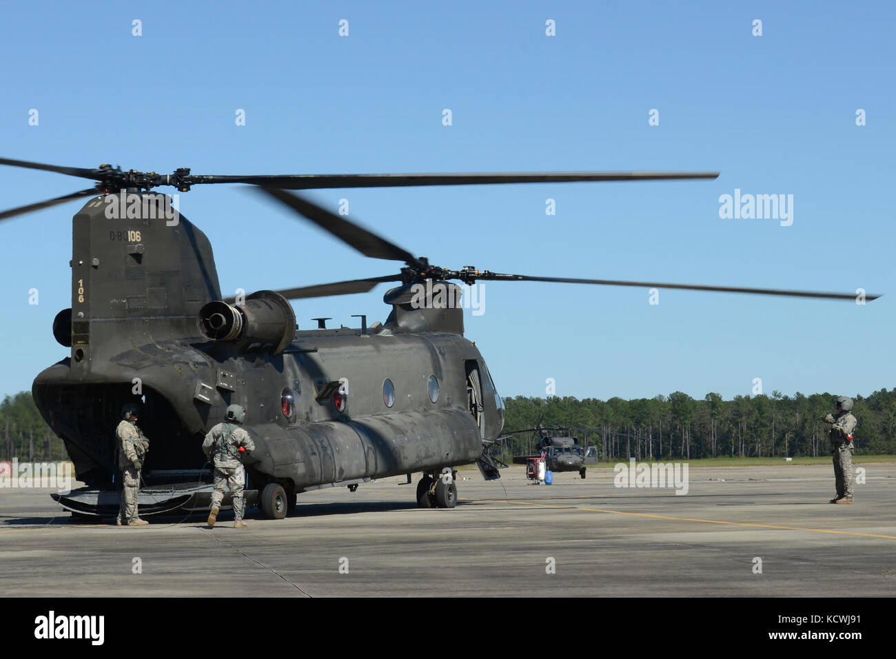 A South Carolina National Guardâs CH-47F Chinook, a heavy-lift ...