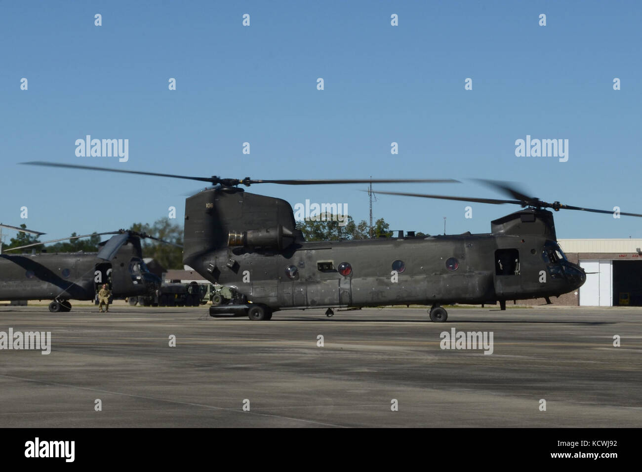 A South Carolina National Guardâs CH-47F Chinook, a heavy-lift ...
