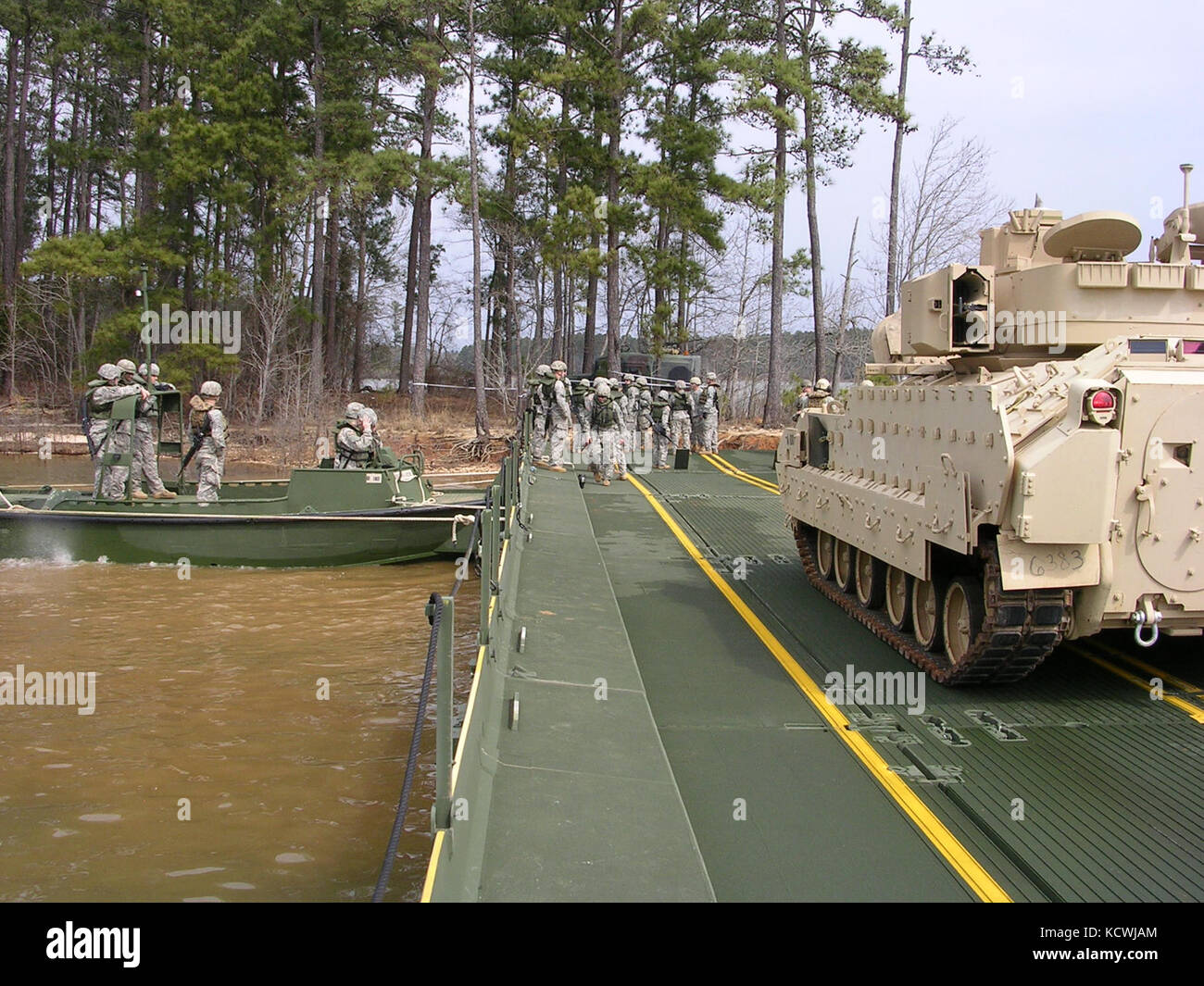 U.S. Soldiers in the 125th Multi-Role Bridge Company, South Carolina ...