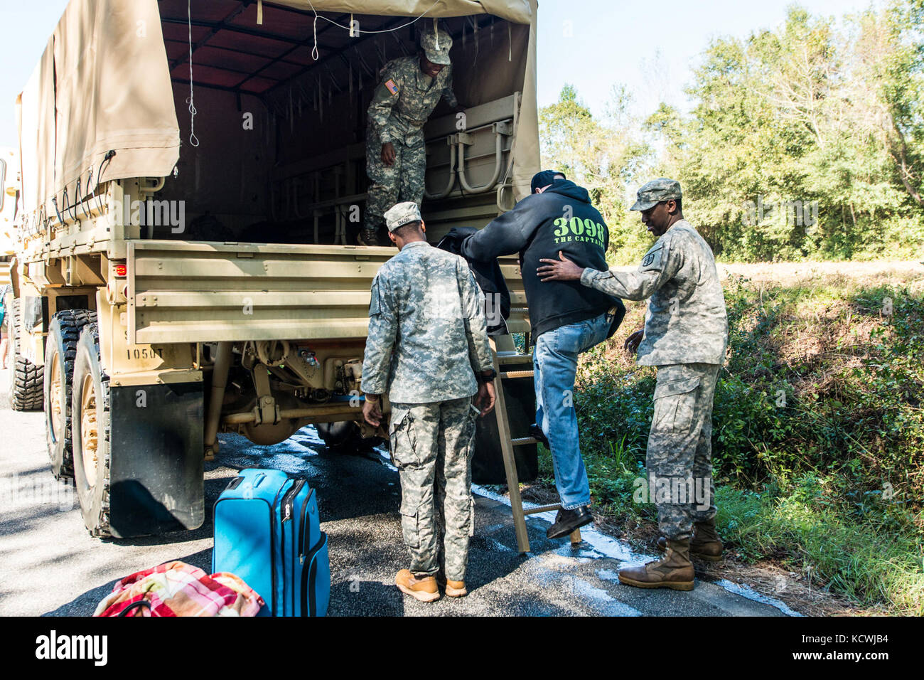 U.S. Soldiers with the 1053rd Transportation Company, 1050th ...