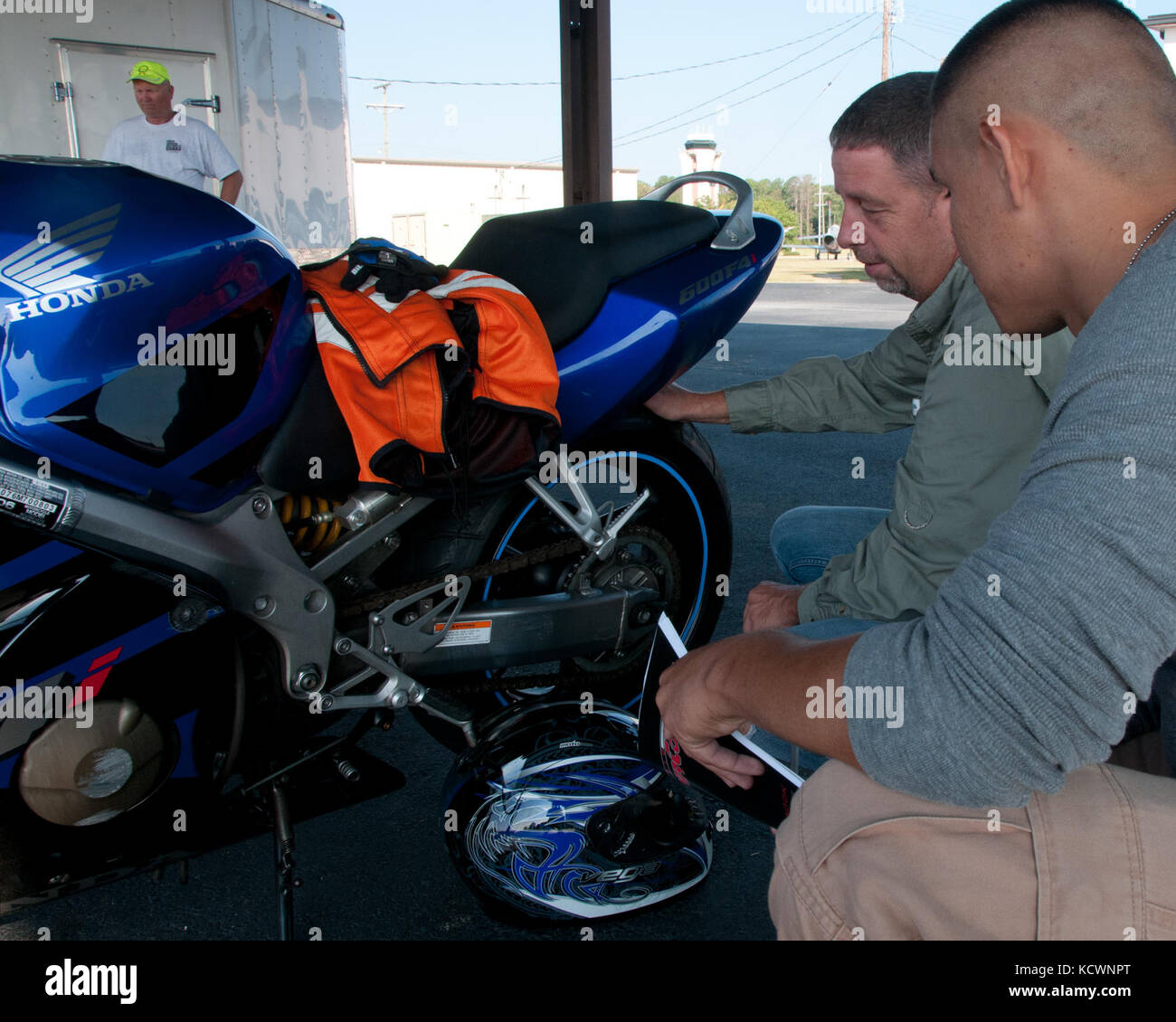 Air force personnel perform hi-res stock photography and images - Alamy