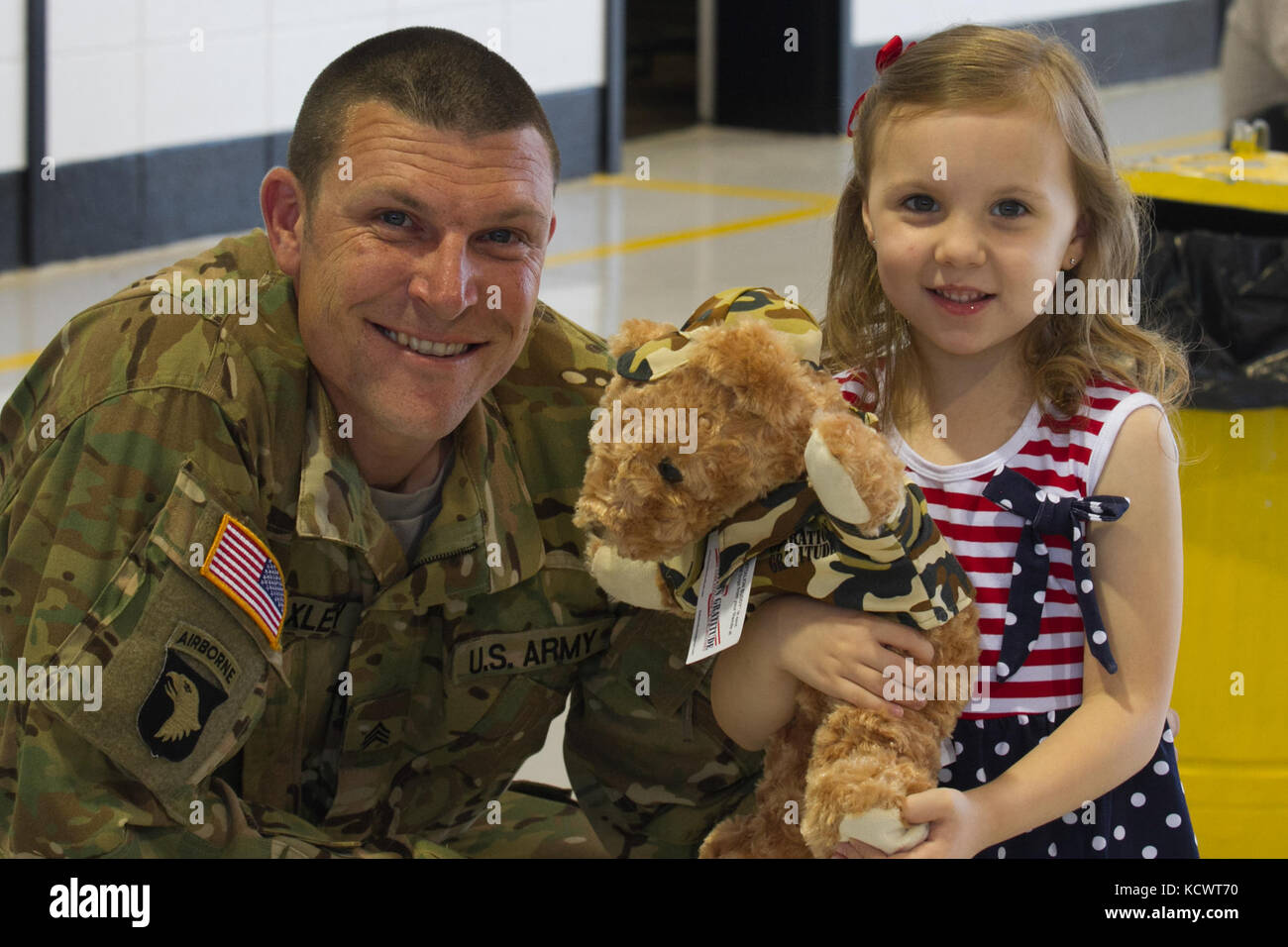U.S. Army Soldiers of A-Company, 1-111th General Support Aviation ...