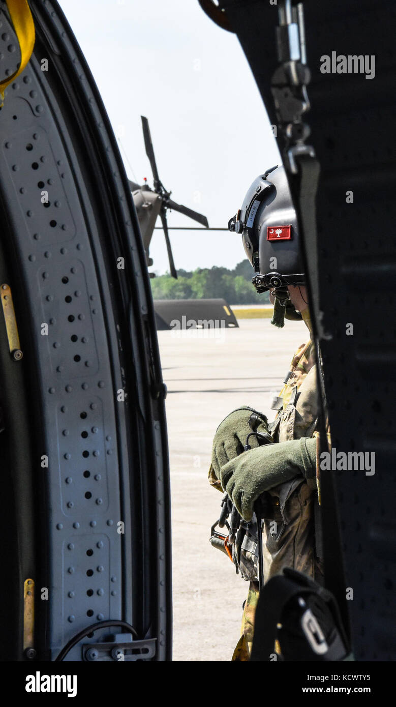 Black hawk crew chief hi-res stock photography and images - Alamy