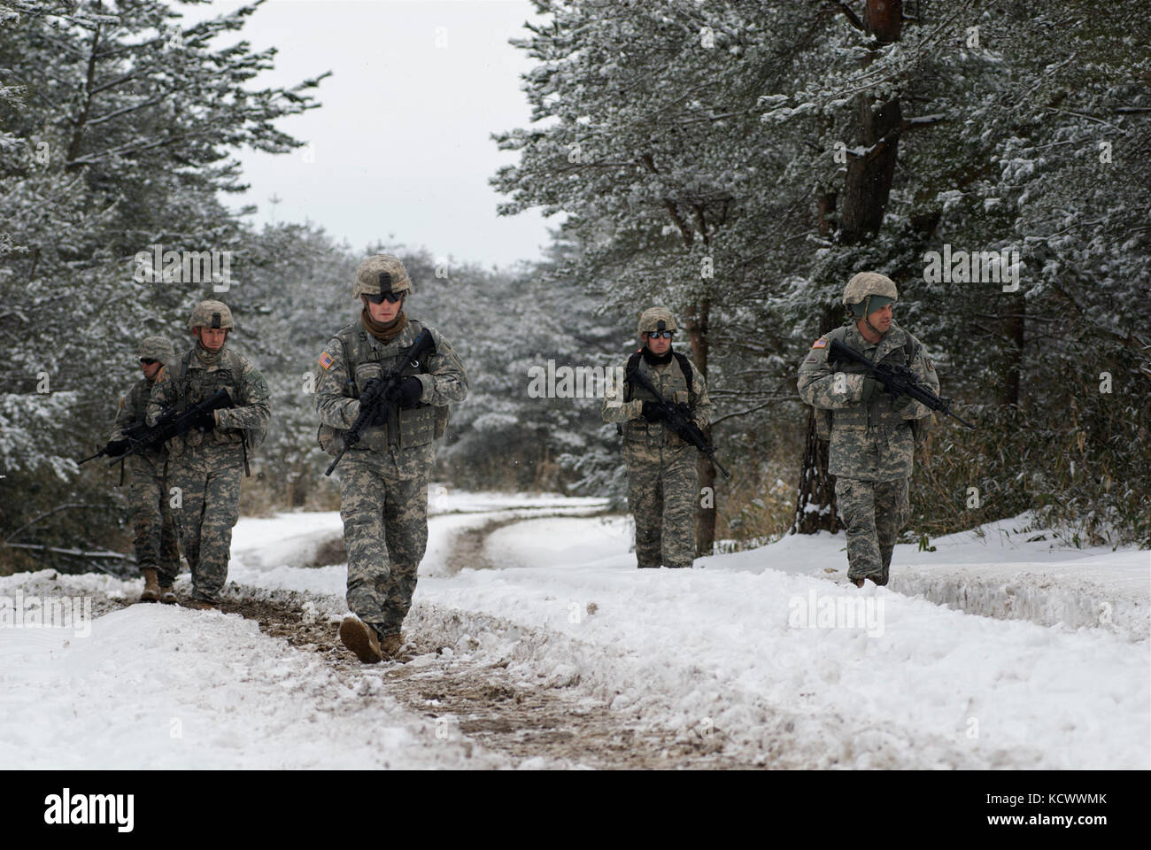 Soldiers in the snow on operations Stock Photo - Alamy